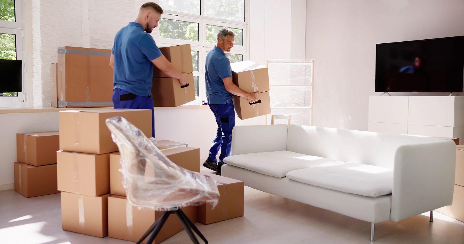 What Is the Difference Between a Moving Company & a Moving Broker?